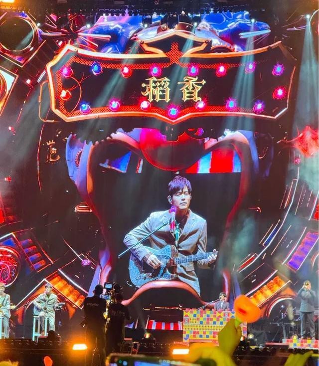 Jay Chou's Singapore concert went crazy, she sang "Bu Cai" and then ...