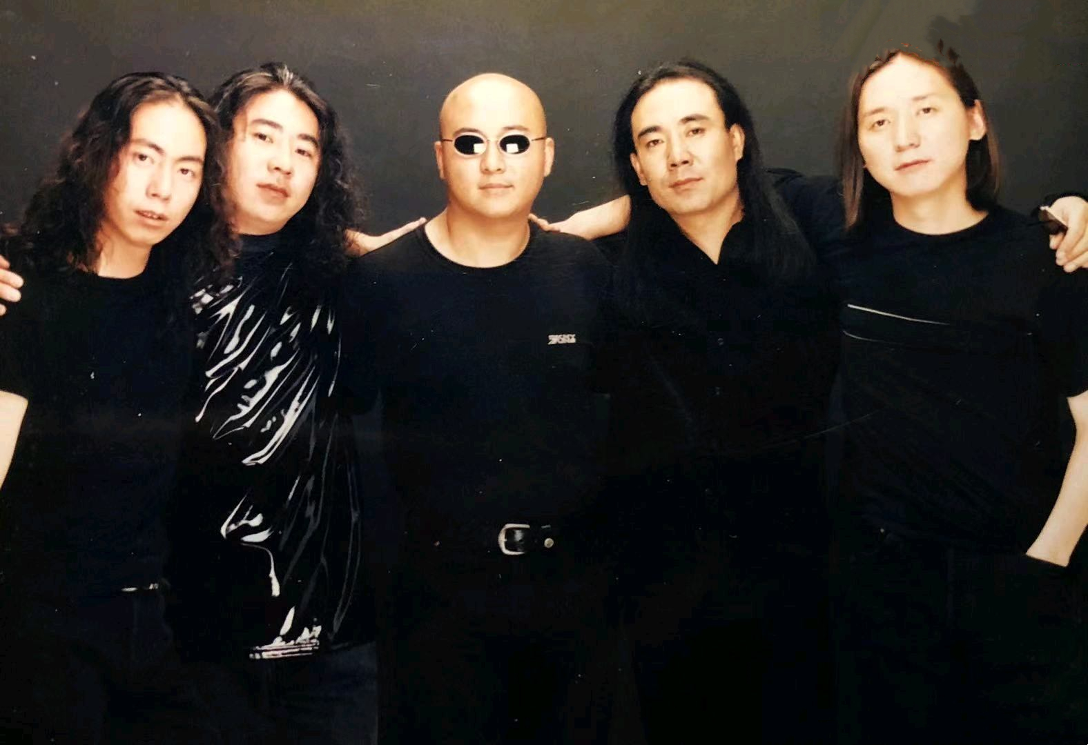 Under the banner of a well-known band, in fact, the backbone is gone. I ...