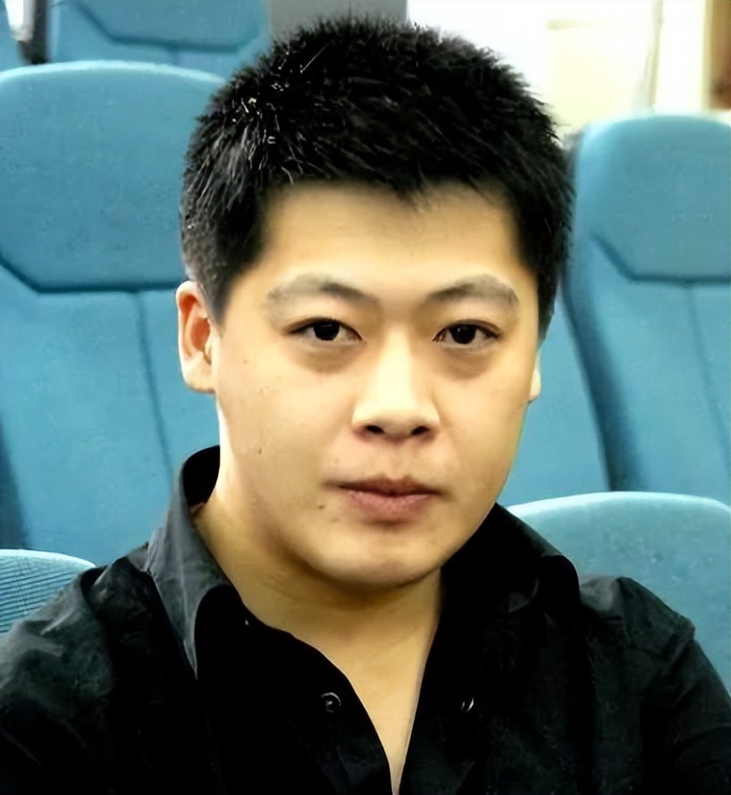 He Shufeng was driving a luxury car for dinner, but the security guards ...