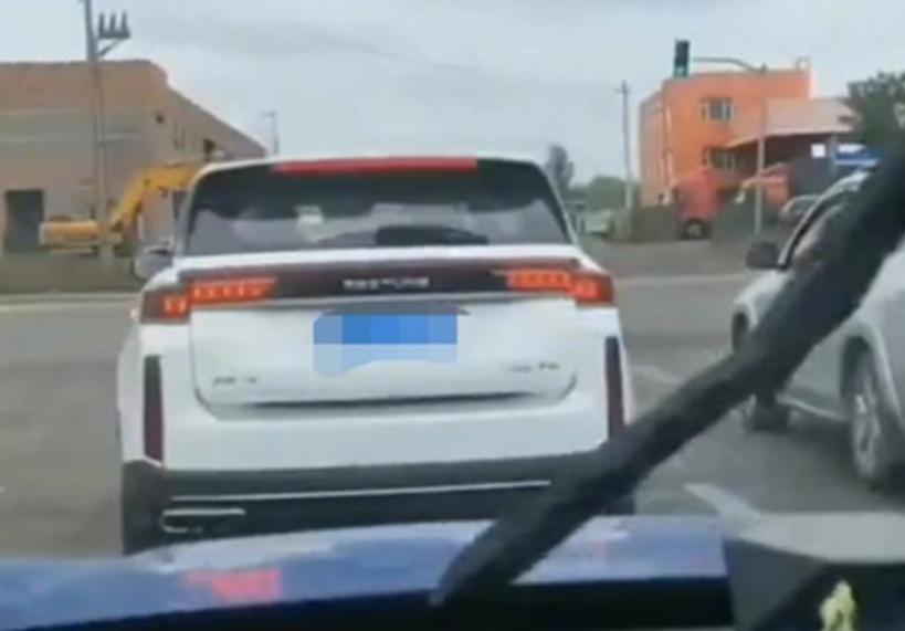 The car behind honks to remind the car in front to start, but is ...