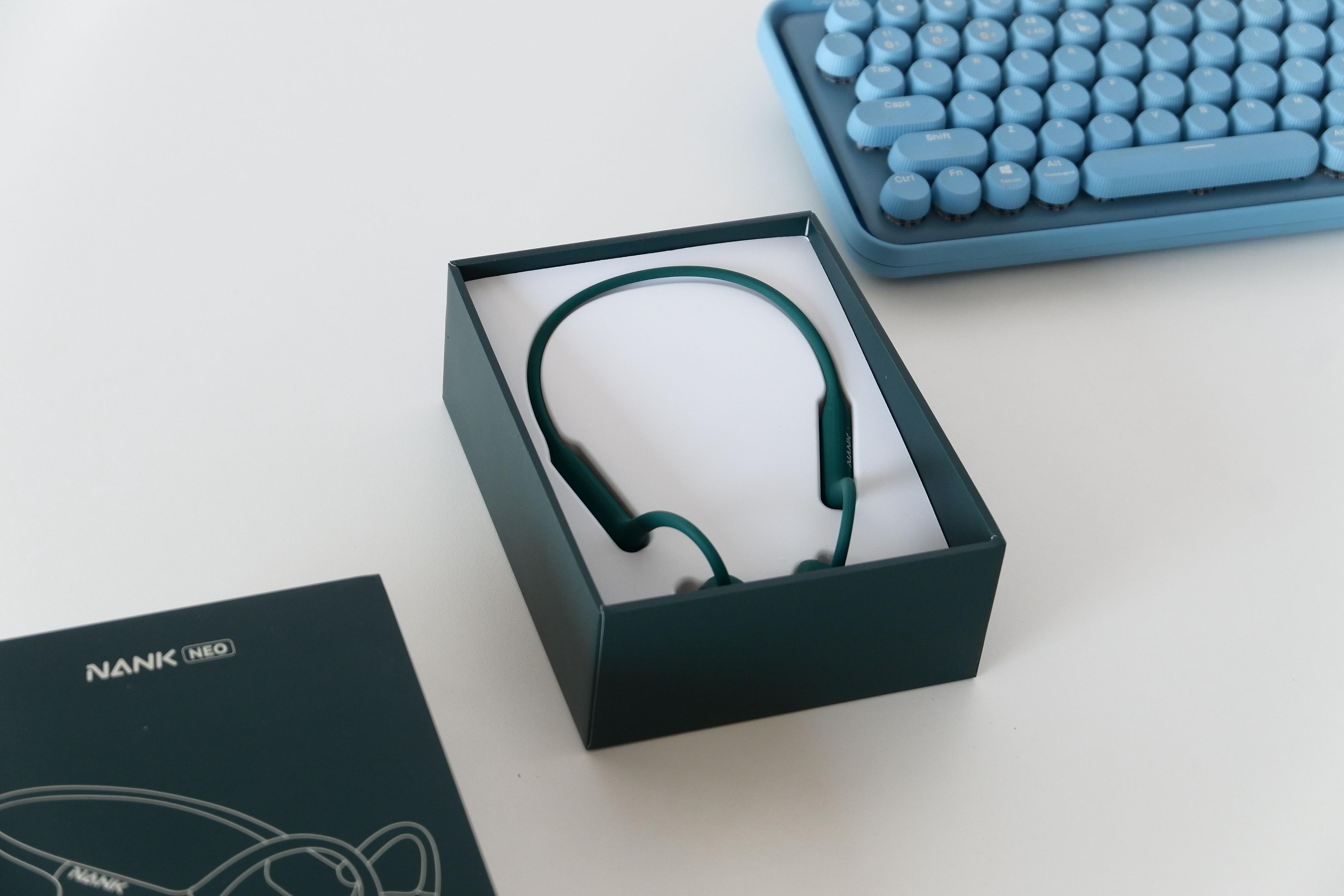 An artifact for listening to music for sports, feel-free wearing, Nanka ...