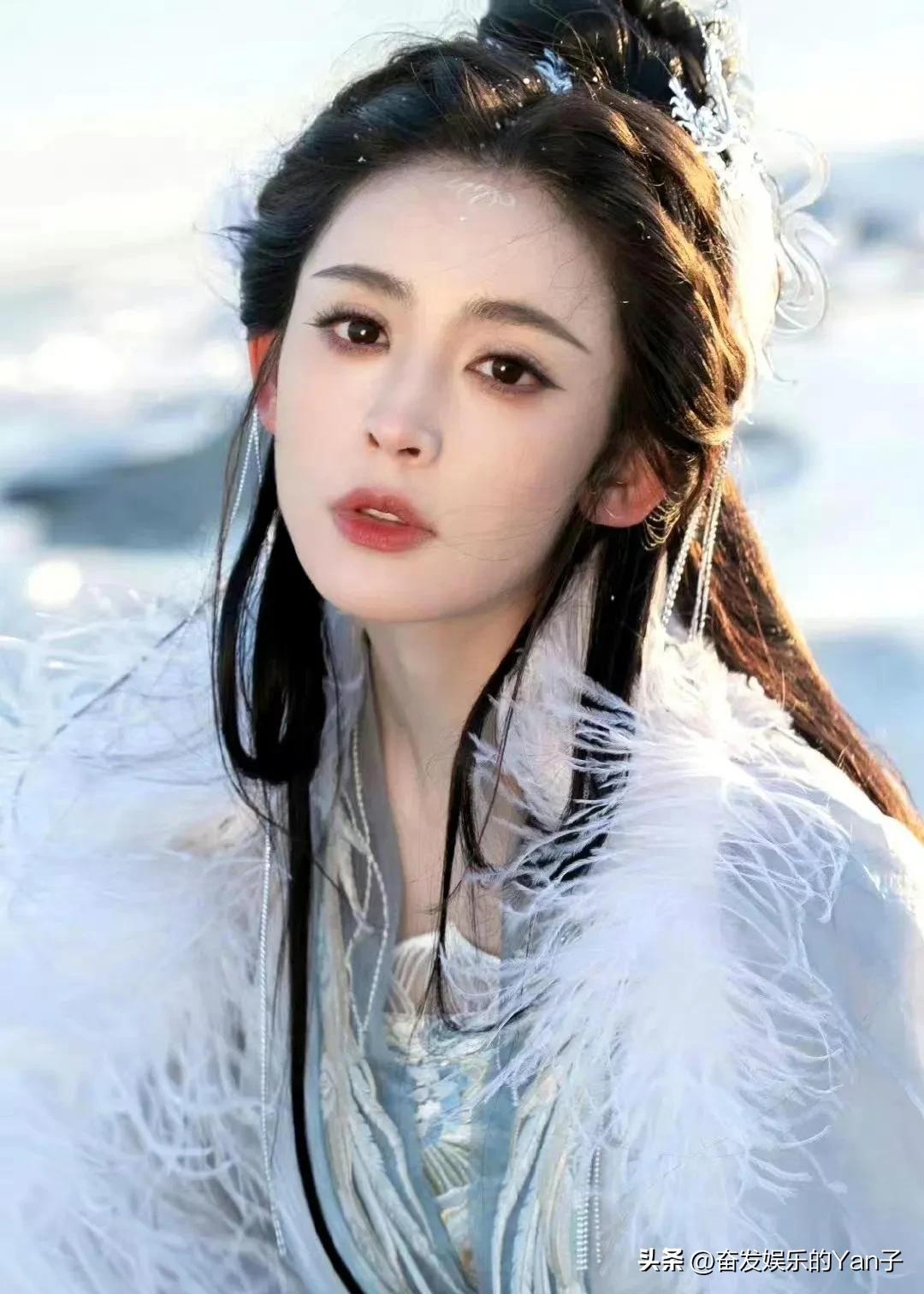 Gu Li Nazha is wearing a blue and white feather dress in ancient ...