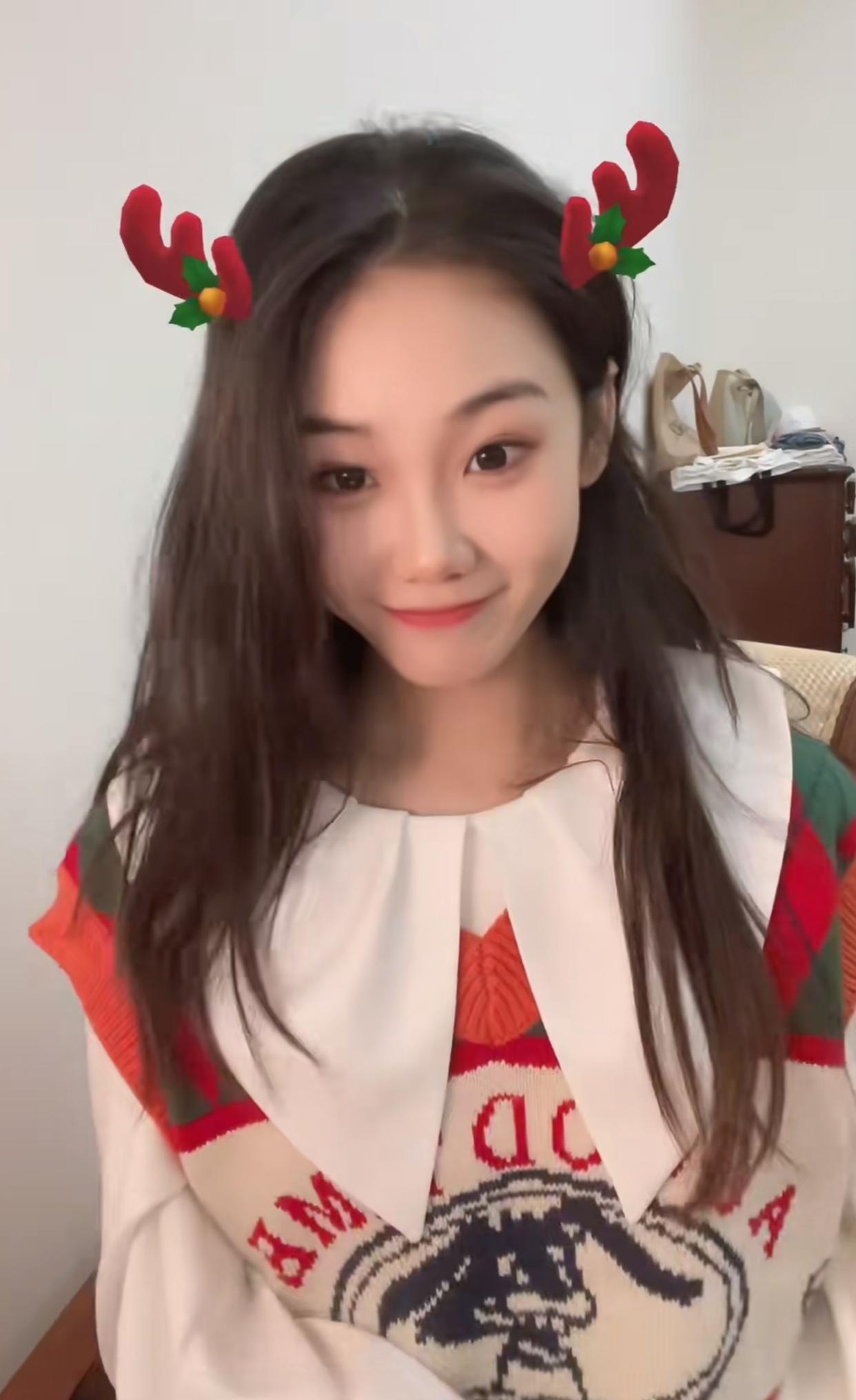 Miao Miao brought her younger sister to the show, and she dressed up ...