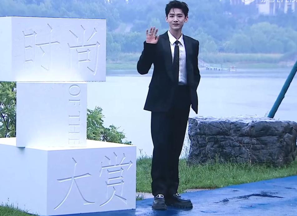 It's the red carpet again! Yang Zifeng is messy, Yin Tao's breasts are ...