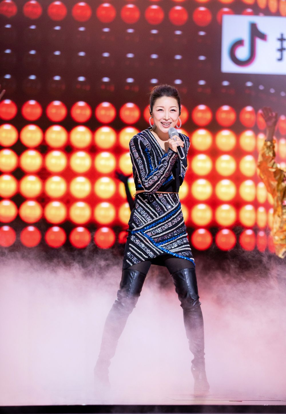 Sun Yue made a high-profile comeback after 7 years, wearing Chinese red ...