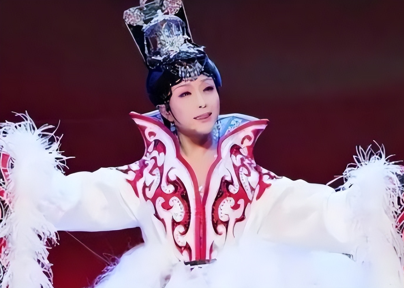 Li Yugang wore a 100-yuan domestic coat to appear on the scene, limping ...