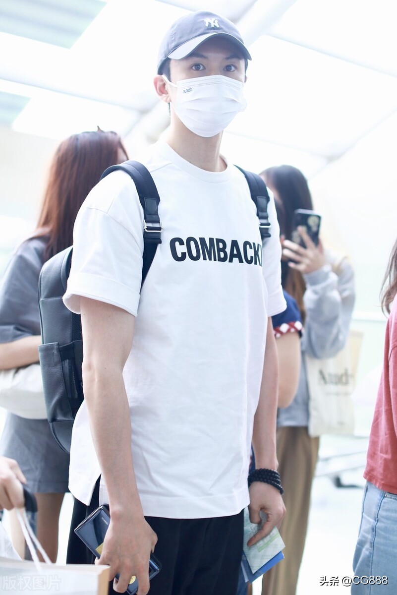 Zhang Yunlong appeared at Beijing Airport - iNEWS