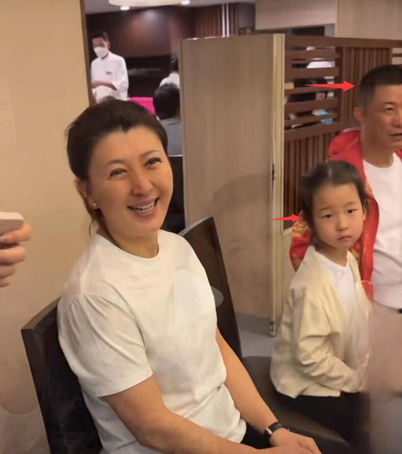The three members of Yan Xuejing's family are rarely in the same frame ...