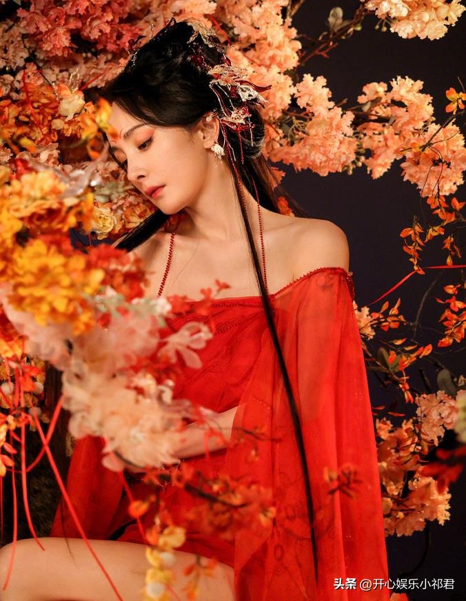 Yang Mi's "Tushan Honghong" style is exposed, the charming and moving ...