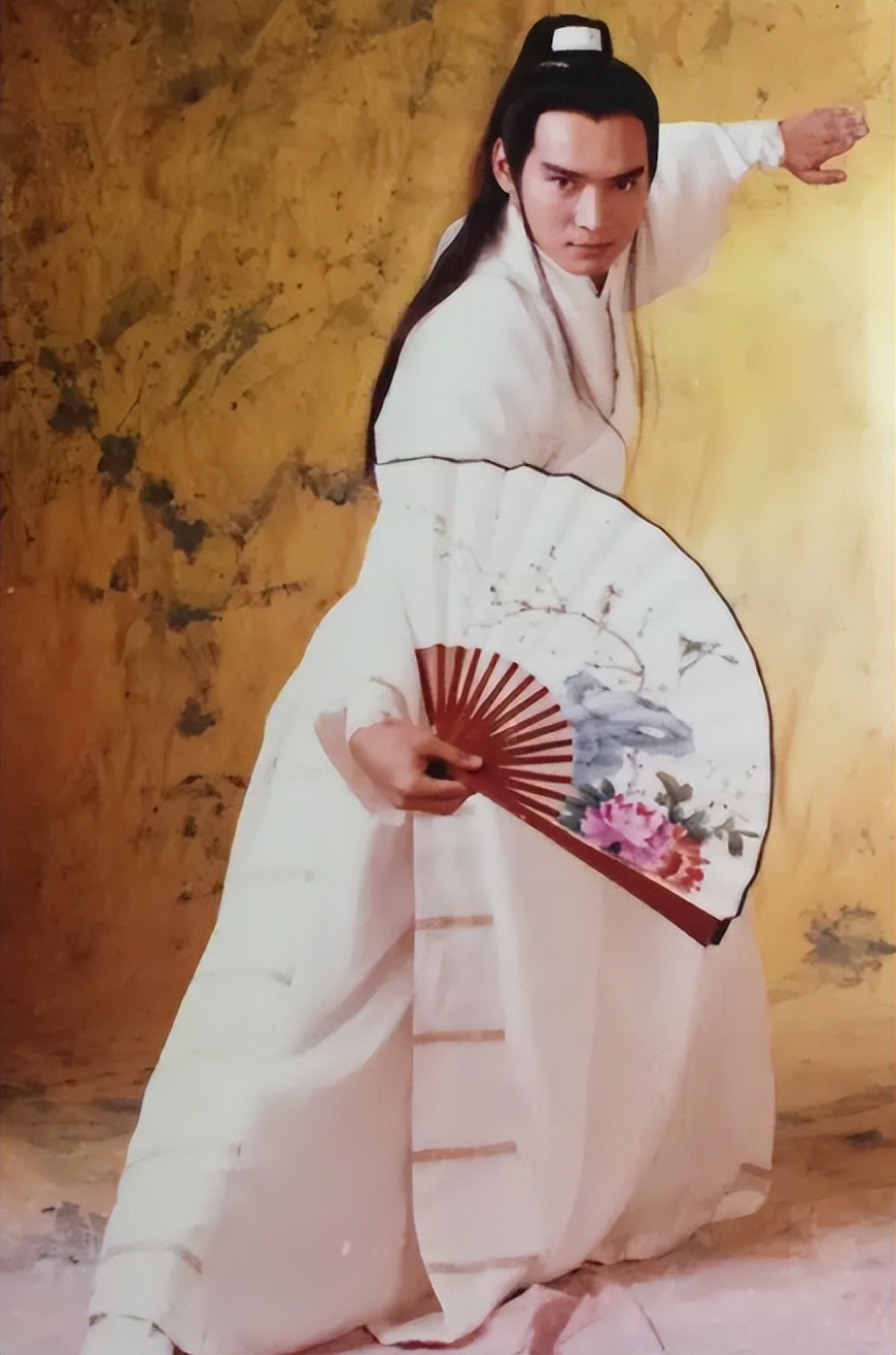 A fan in hand is so handsome!Domestic martial arts prefer fans as ...