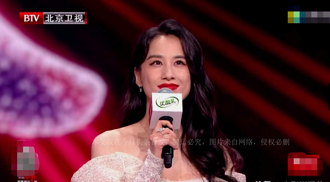 On Jingdong's boiling night, Huang Shengyi forgot his words too awkwardly, Wang Oumei's back was ...