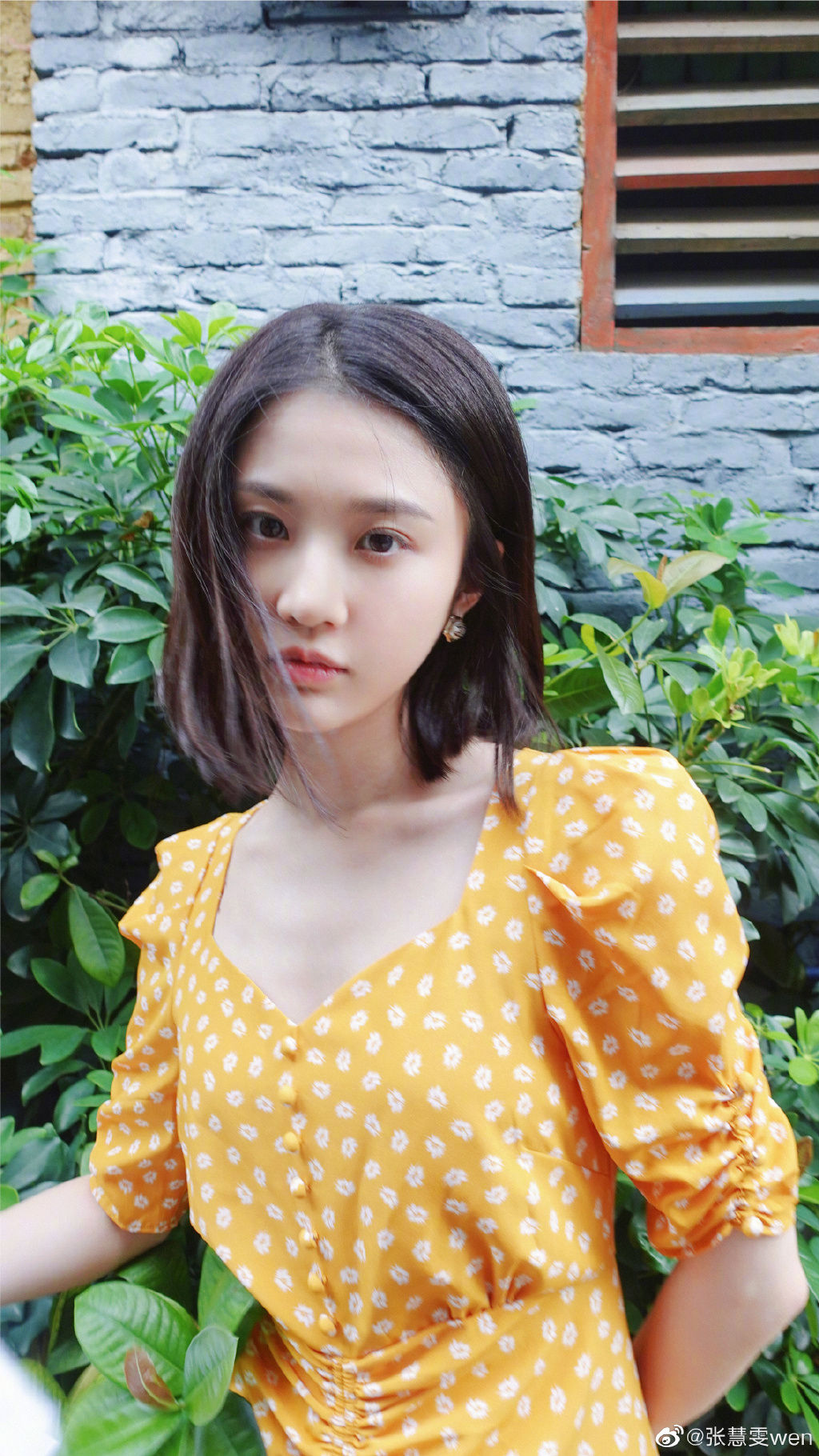 Tang Yan's 4th wedding anniversary "Luo Jin was exploded and the actress's legs overlapped ...