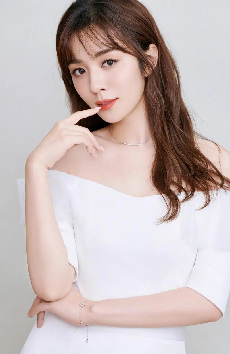 Wang Xiaochen, with fair skin and beautiful appearance, plump figure, graceful temperament, sexy ...