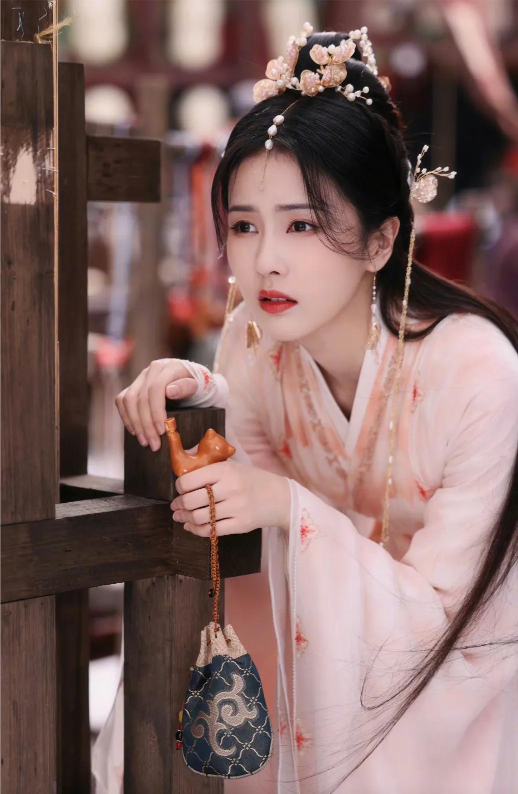 Different styles of ancient costumes, Bailu is still so bright, which ...