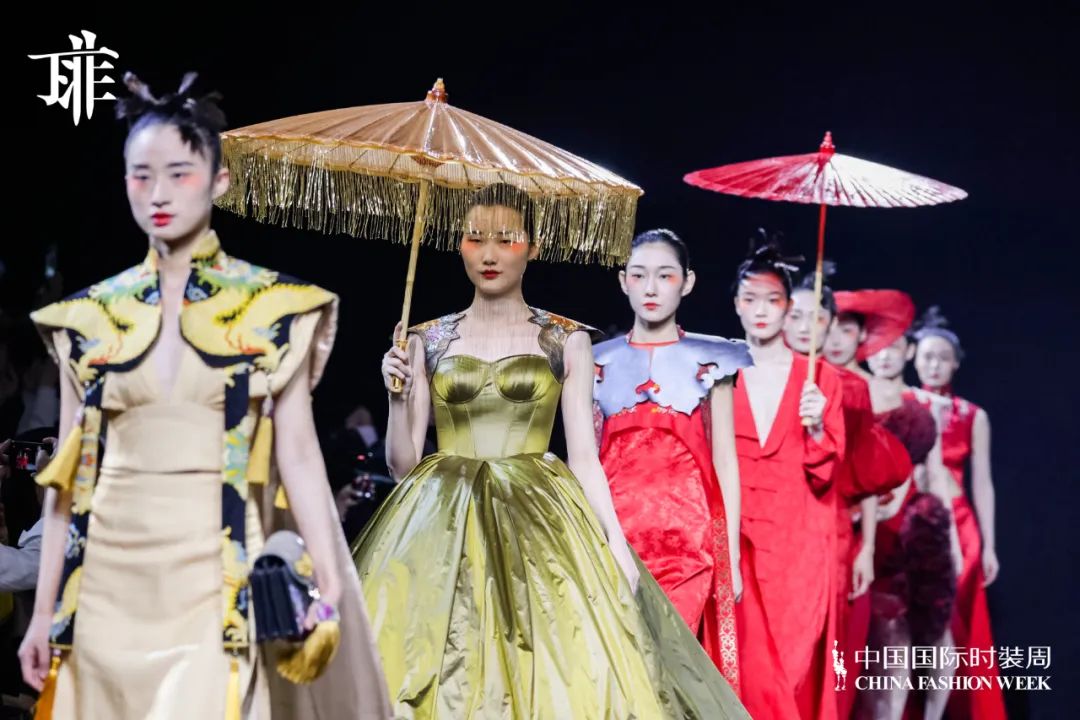 Ding Fei's AW23 debut: "Thousands of miles to the military machine ...