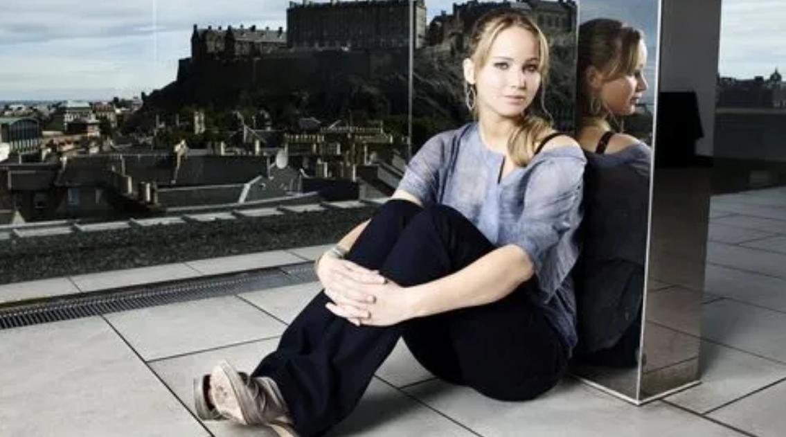 Queen of the Roses, Jennifer Lawrence - iNEWS