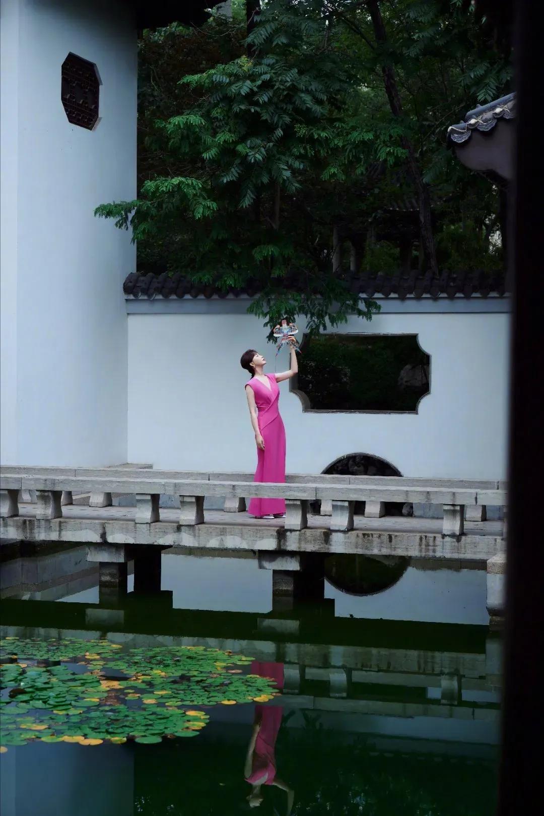 Chen Shu is elegant and charming in a rose red dress - iMedia