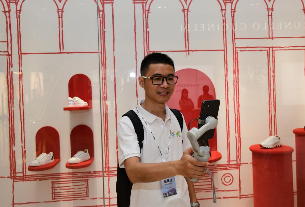 "Follow the Famous Tour Guide Hainan" shop visit group visit Haikou ...