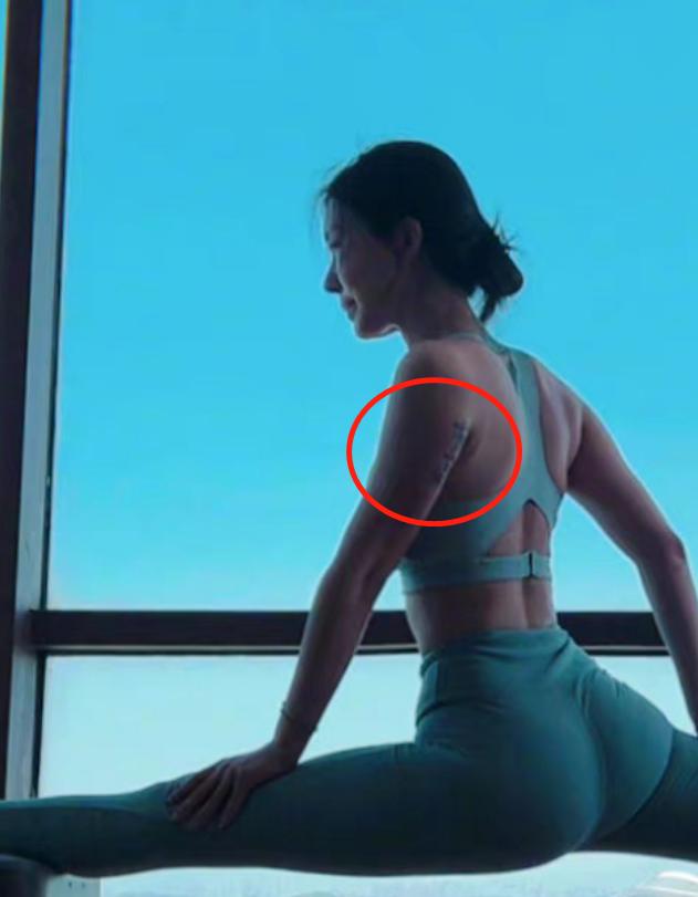 "The King's Woman" Tian Pujun splits legs and stretches!Wearing underwear to reveal big tattoos ...