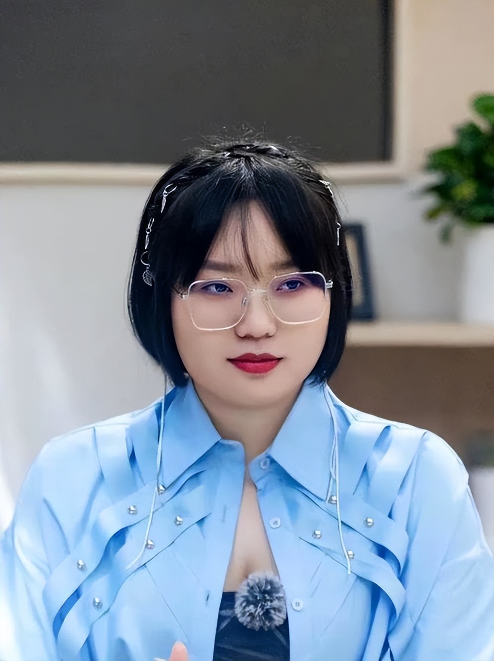 Li Xueqin wrote lyrics for the desperate theme song: talent is a person ...