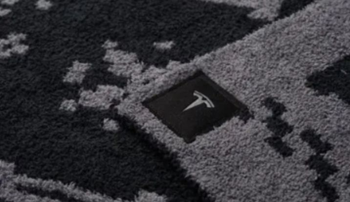 Tesla unveils Christmas sweater - iNEWS