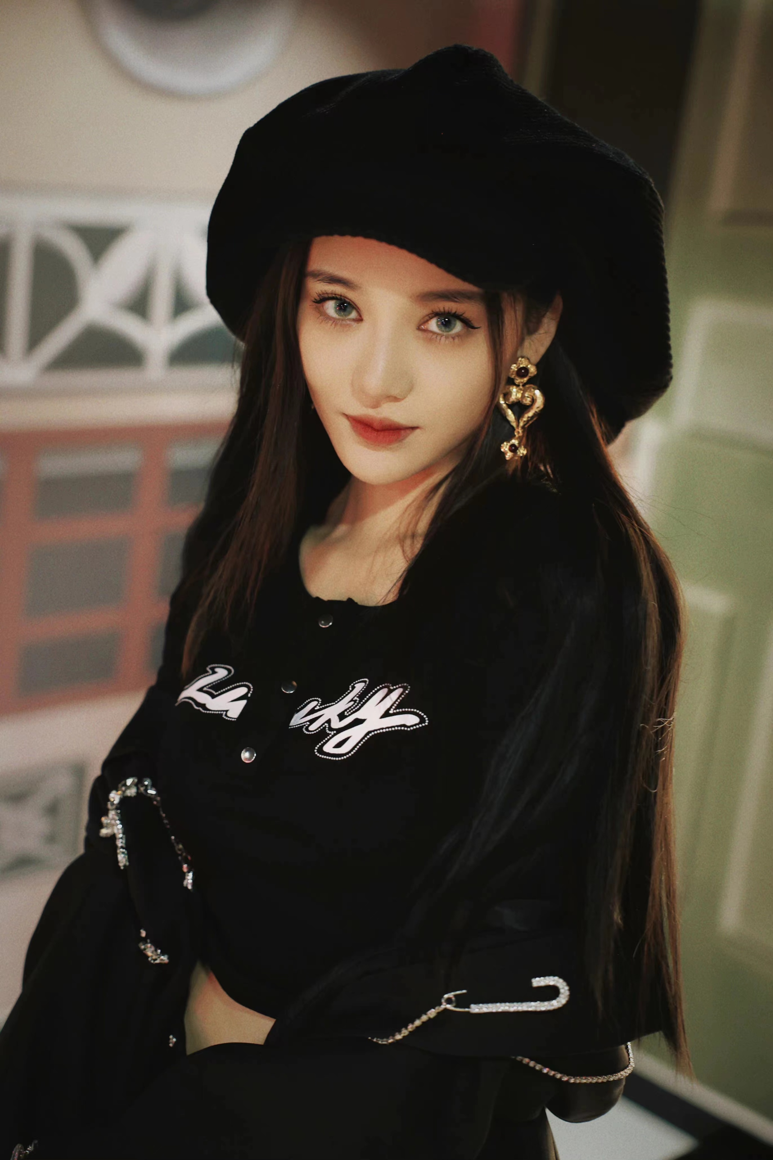 Lu Yi's new single "Goodbye" is online, and the sweet royal singer ...