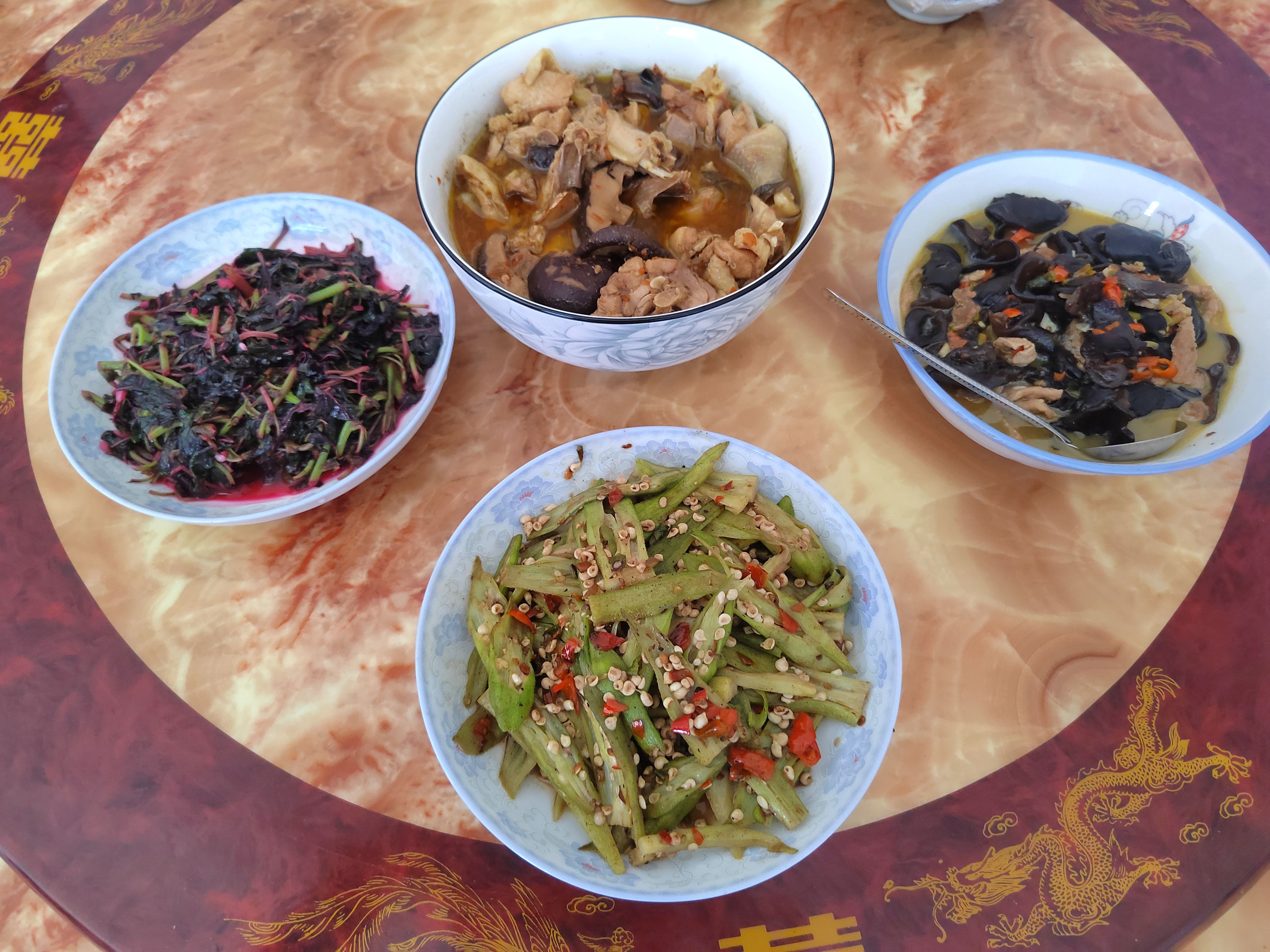 On the first day back to the countryside, the lunch made by my mother ...
