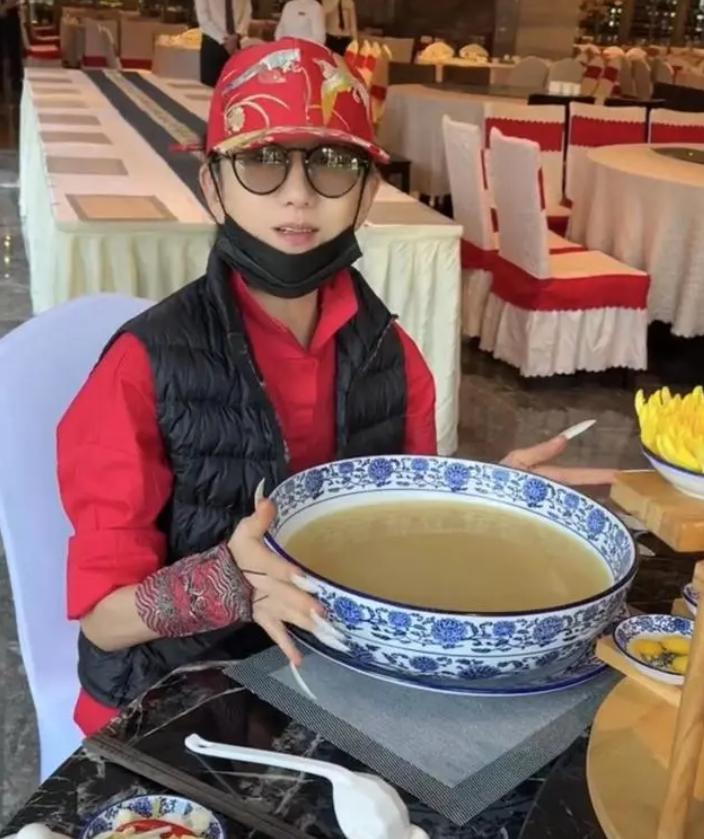 64-year-old Yang Liping was not affected by the storm, had dinner with ...