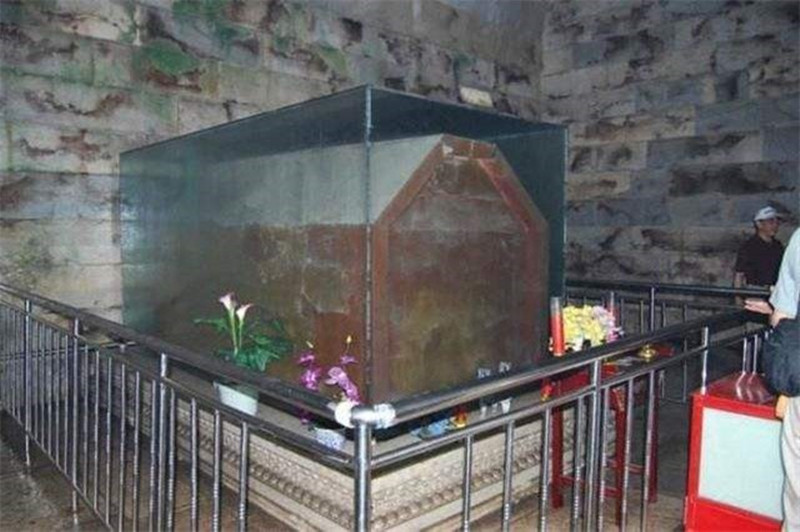 In 1983, the storage center opened Cixi's inner coffin. After the ...