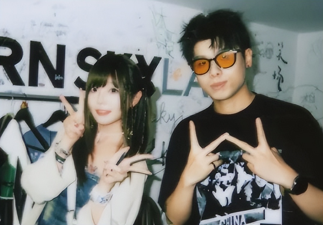 Rapper Pharaoh three in three out! The smog filled the circle, and ...