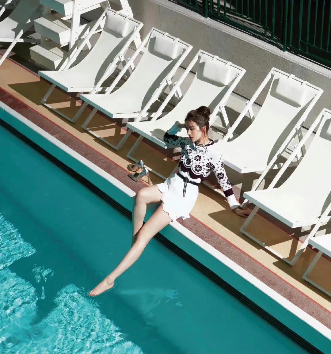 Liu Yifei takes pictures in the swimming pool, showing off her legs ...