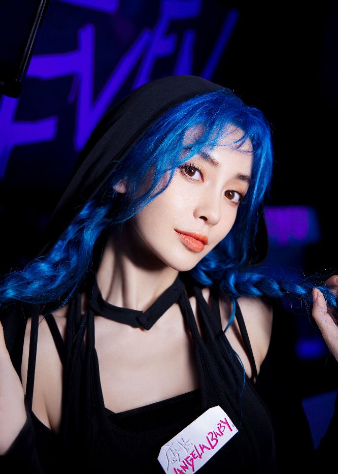 Yang Ying cos Jinx classic blue hair style, the e-sports girl in a ...