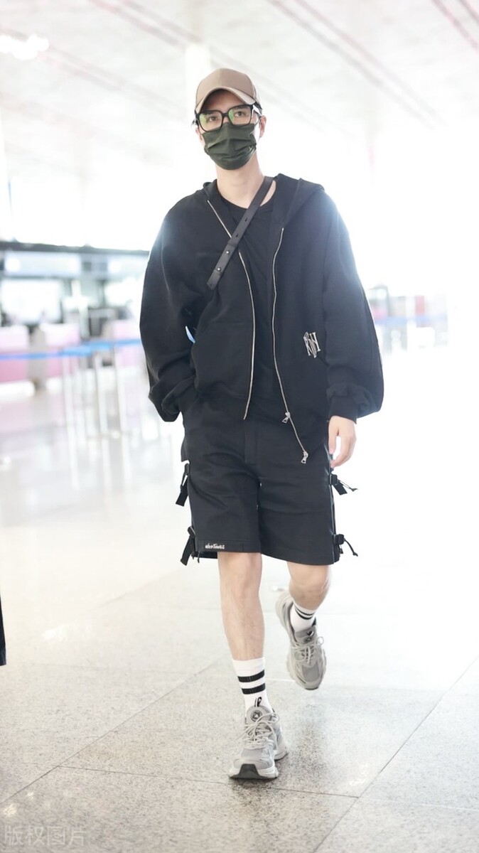 Ayunga shows up at the airport - iNEWS