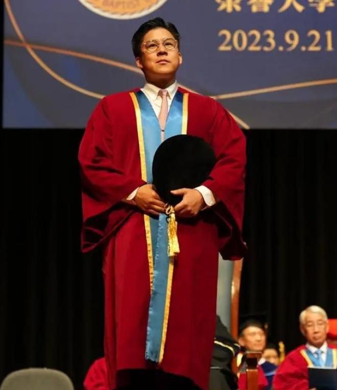 Lingling Zhu accompanied Fok Qigang to receive the award, and wore an ...