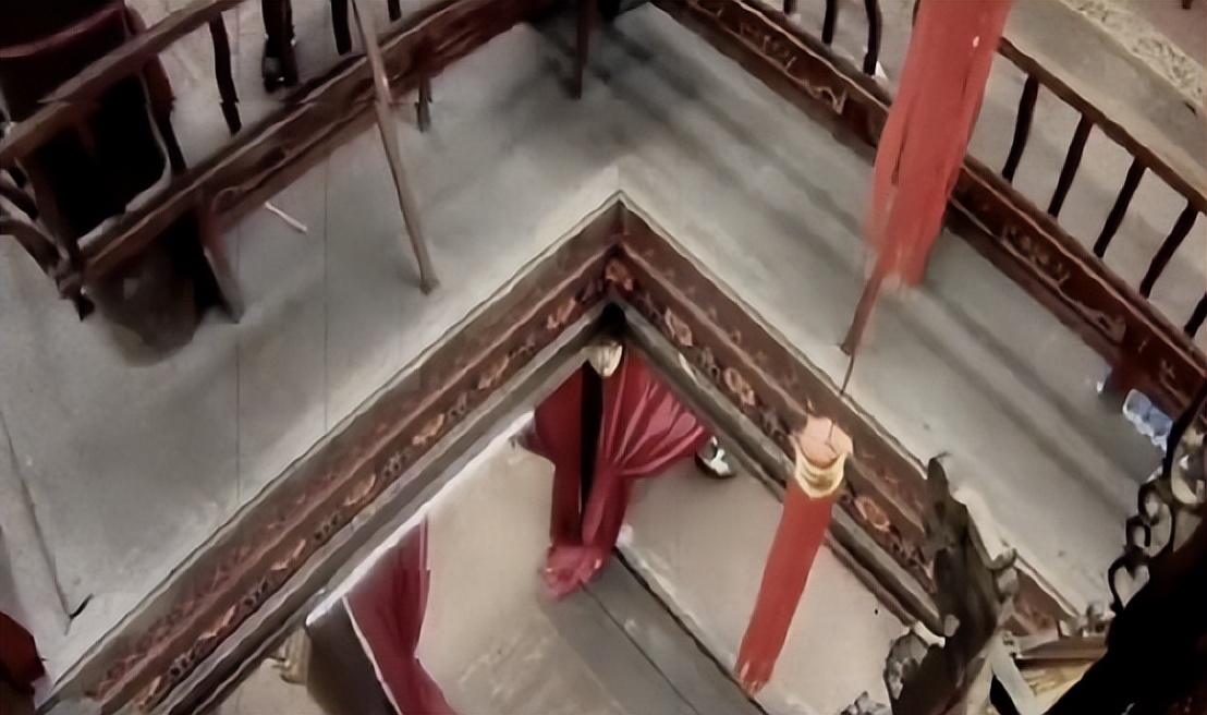 There are weird scenes in "Running", and many people didn't notice it ...