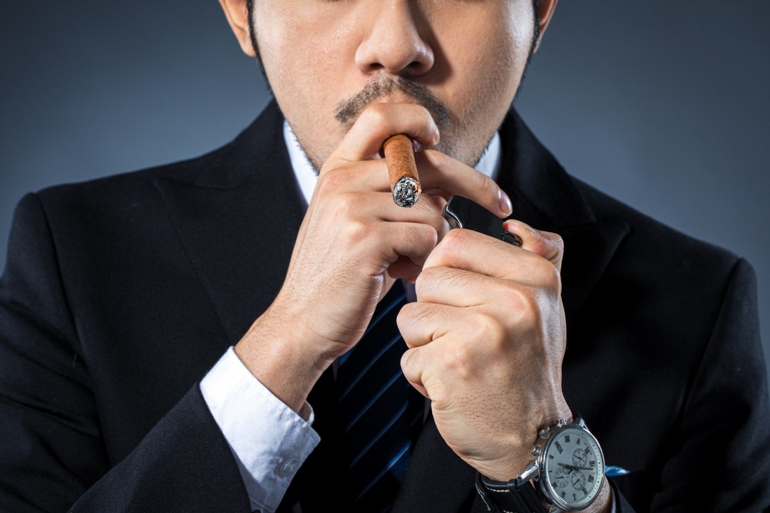The cigar circle also has a chain of contempt? Are you the one who is ...