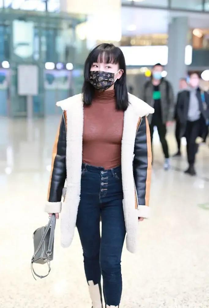 Mainland female singer Huang Ling in a furry coat and jeans - iNEWS