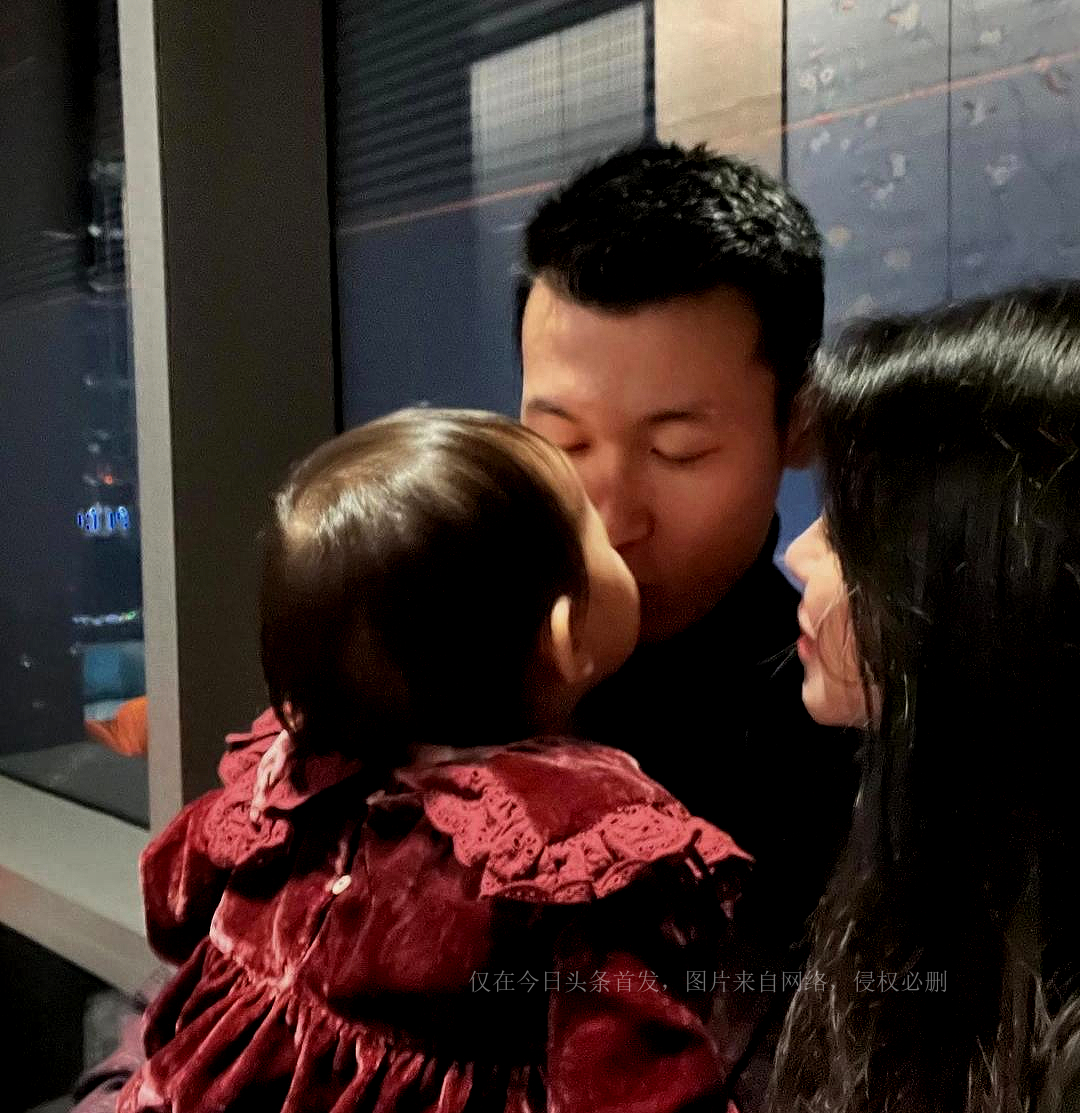 Zhu Zhu looks graceful in a high-cut dress, her husband shares a family ...