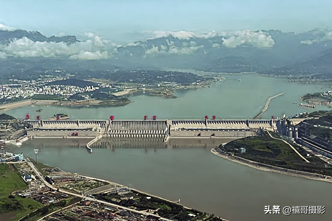 Three Gorges Tour on the Yangtze River: Strolling along the Three ...