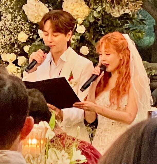HyunA and Yong Junhyung's wedding photos revealed! - iNEWS