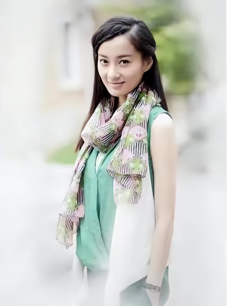 In the place where the lights are dim, Xu Fanxi dances alone with each ...