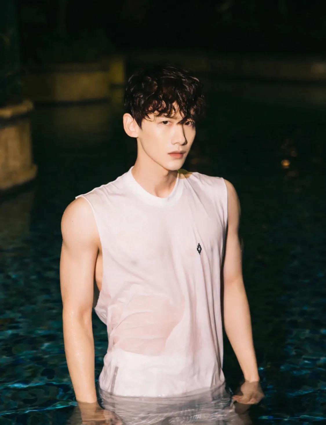 The young Bai Jingting in the water - iNEWS