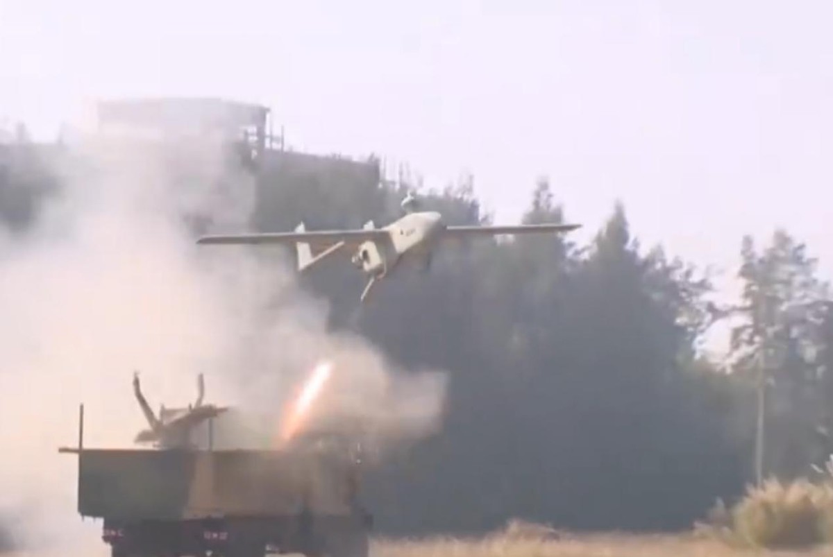 Dozens of heavy artillery pieces of the People's Liberation Army opened ...