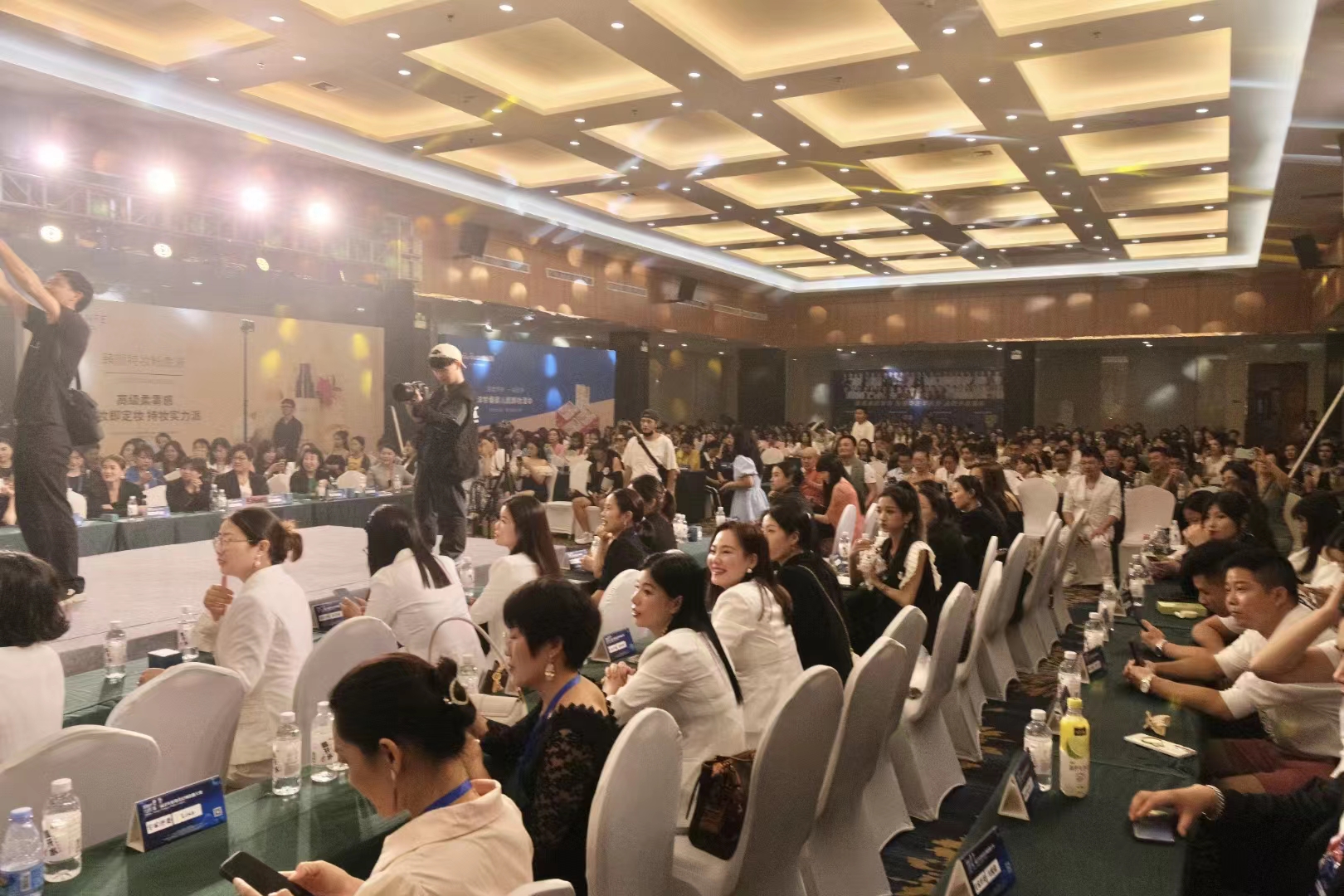 Hoarse male singer Yan Shuang won the 2023 Outstanding Singer-Composer ...