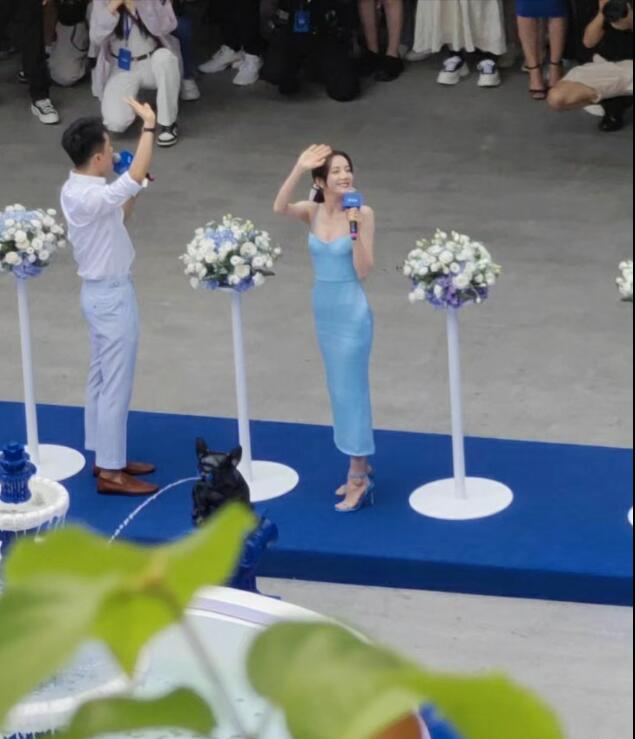 Di Lieba's new look for activities, the dress is too small, the hip ...