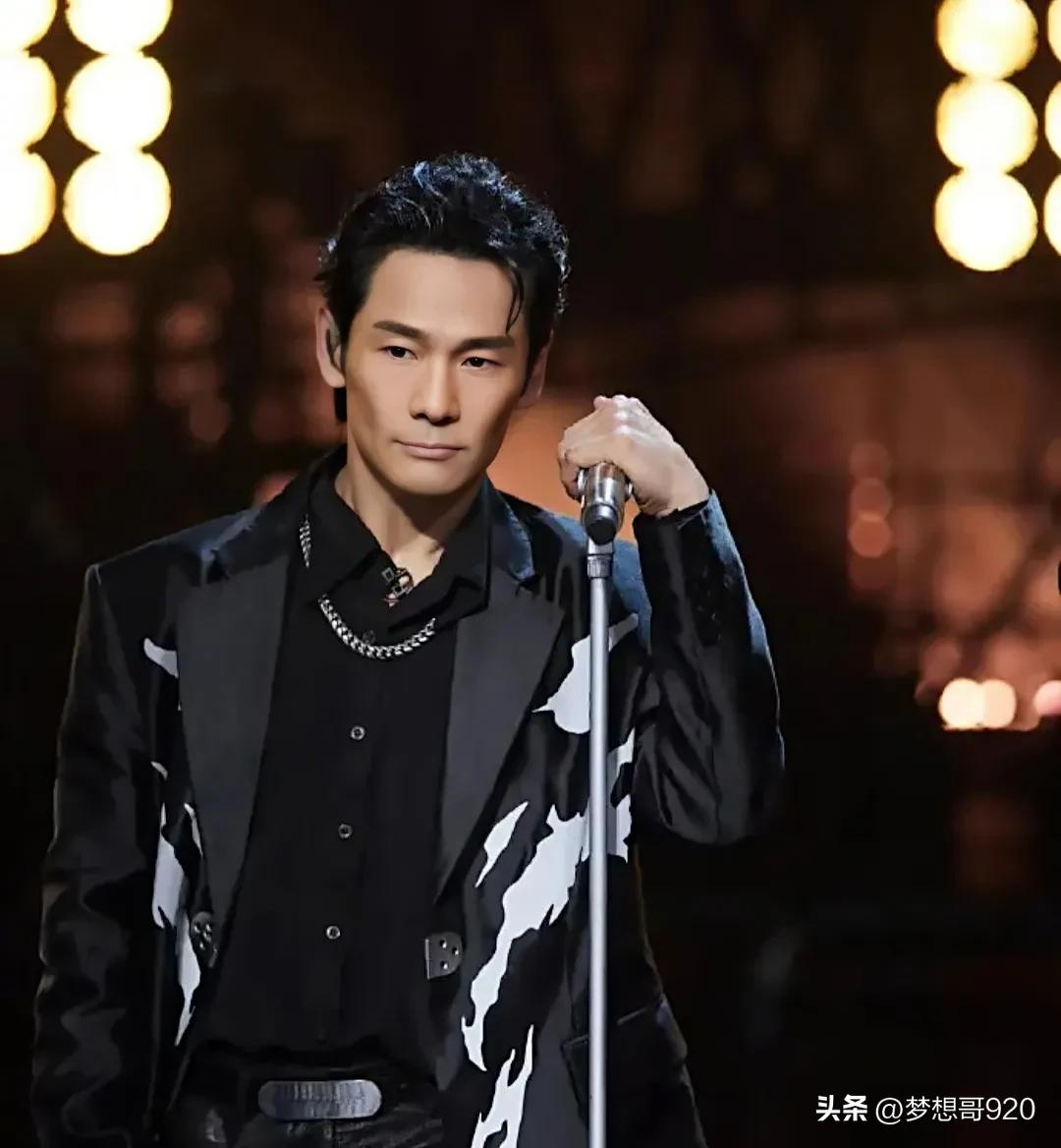 After Wu Junru broke up with Du Dewei, why did she stay with director Chen Kexin? - iNEWS