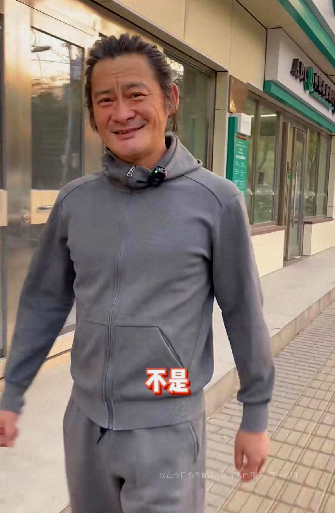 55-year-old Jing Gangshan buys oranges for his second wife on the ...