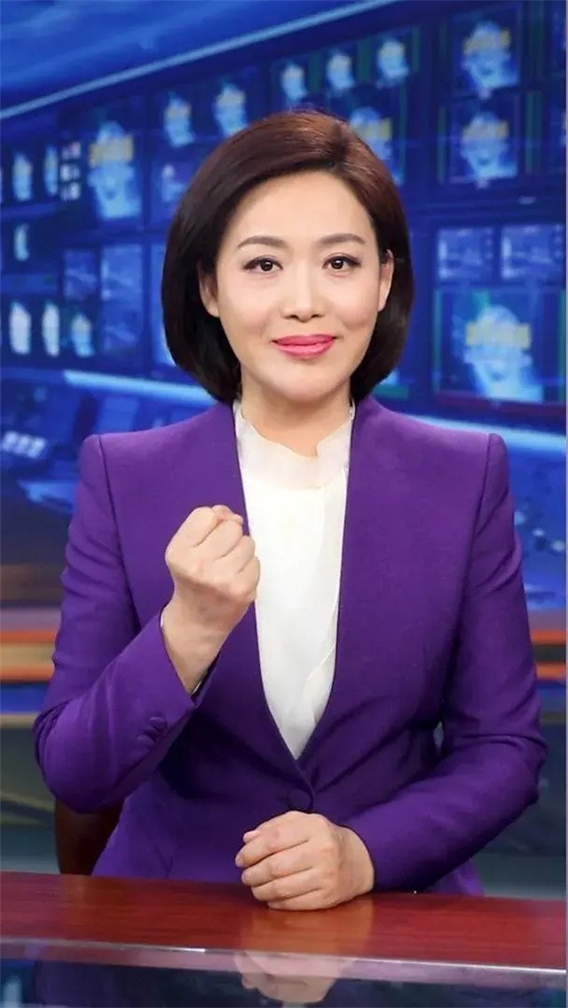 A recent photo of Zheng Li, the host of CCTV, she looks good, dignified and beautiful, and has ...