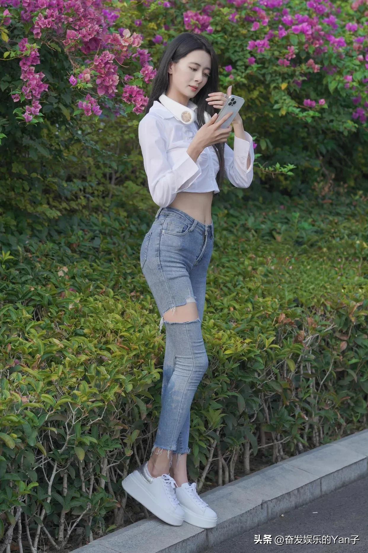 Street photo: white shirt and skinny jeans showing a small waist and ...