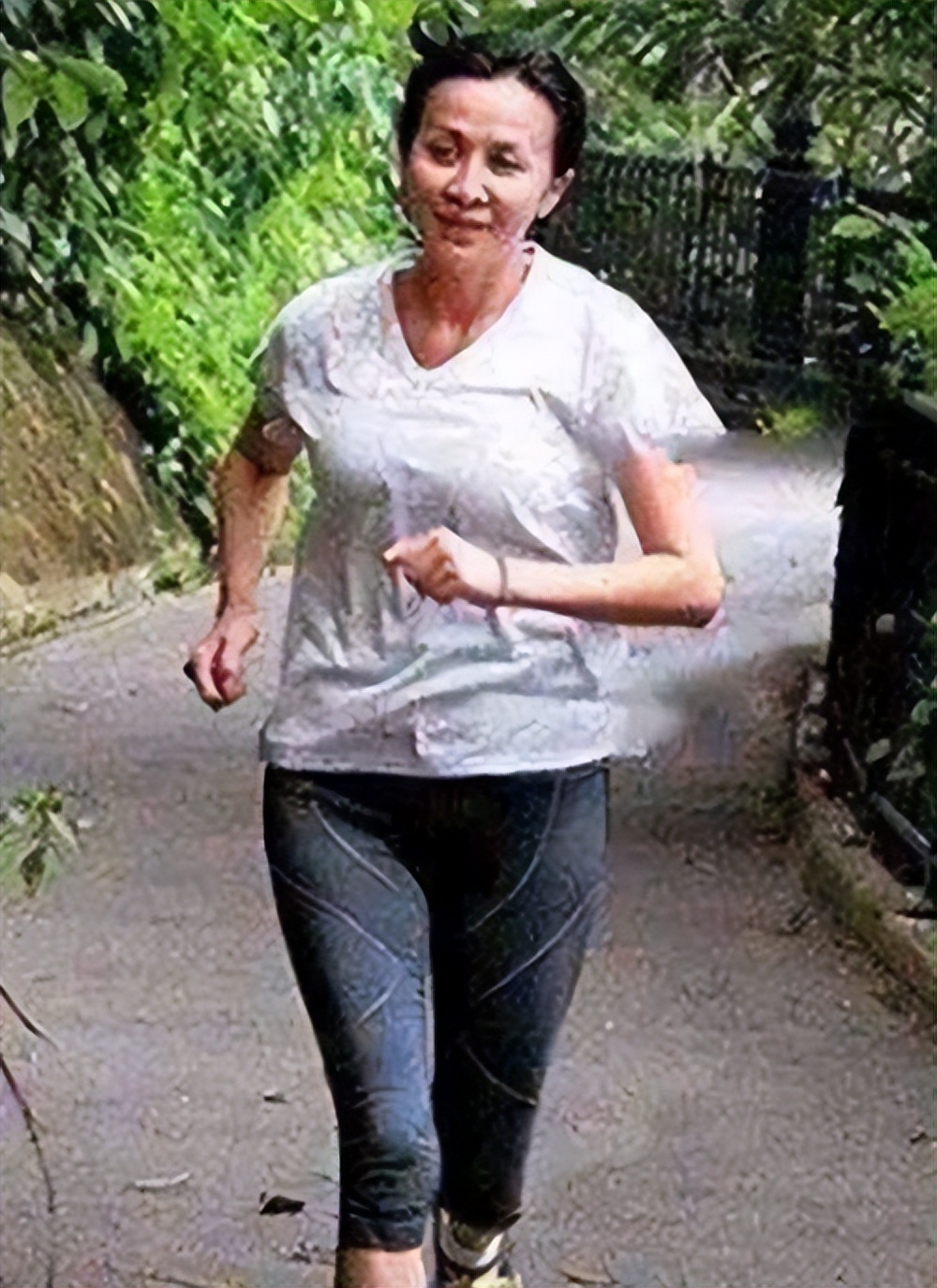 Carina Lau was photographed while running. She hurriedly dodged the ...